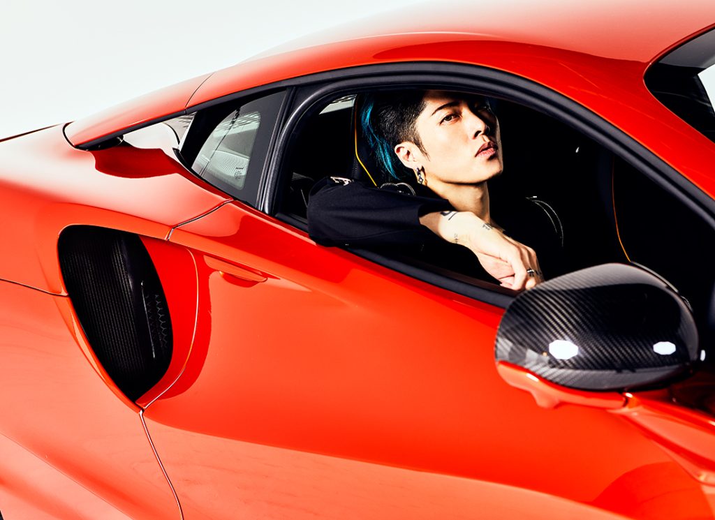 【McLaren × MIYAVI】“才貌”の共鳴。本能を覚醒させる、表現者の「挑戦脳」とは？ | GOETHE