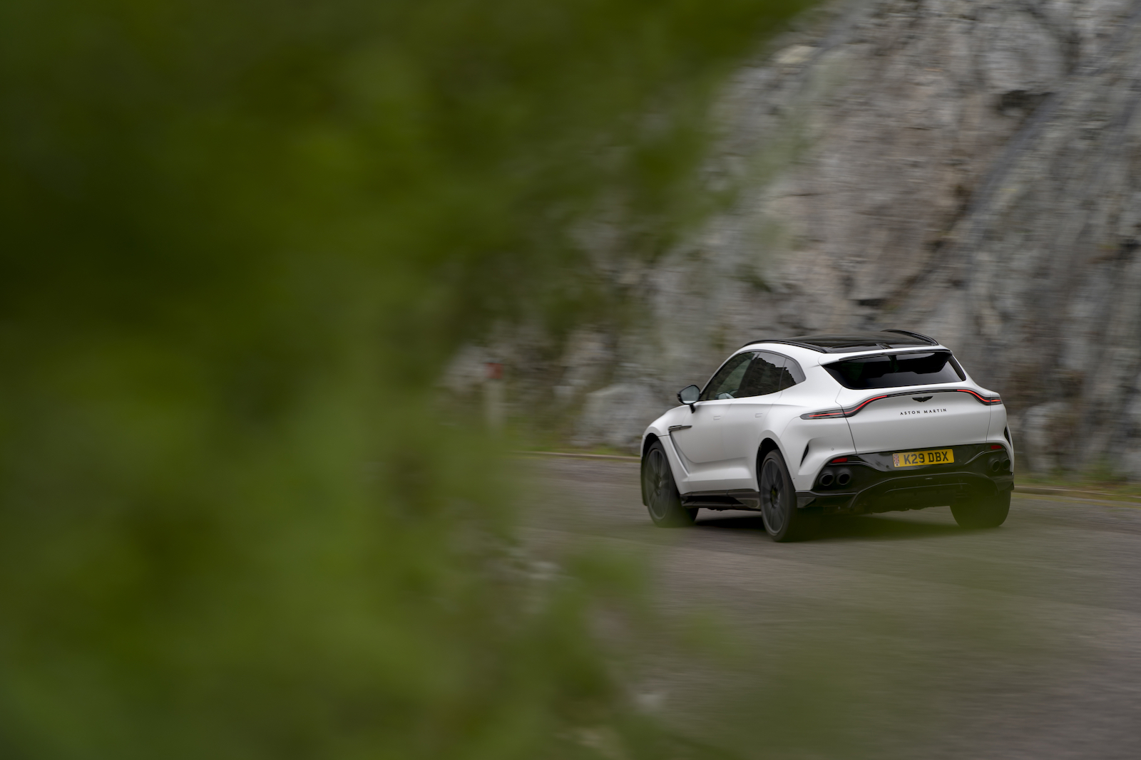 高級SUVの狙い目！ 玄人が唸るアストンマーティンDBX＜試乗＞ | GOETHE