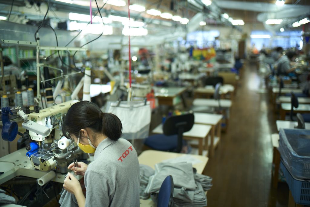 【限定発売】GOETHE×TOOT、大人のための側章入りフォーマルパンツ | GOETHE