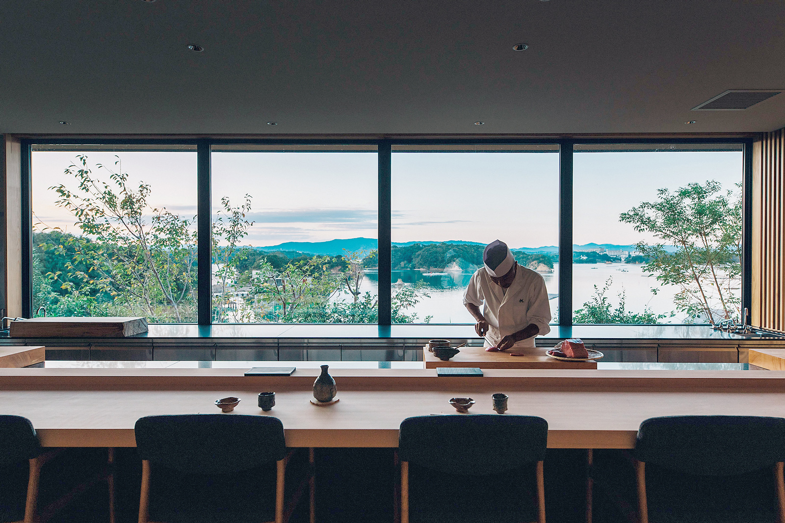 ヘリコプターで行く、英虞湾に浮かぶ秘島の隠れ家オーベルジュ「MOKU ISESHIMA」に潜入 | GOETHE