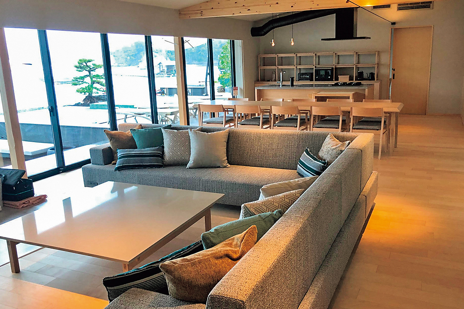 ヘリコプターで行く、英虞湾に浮かぶ秘島の隠れ家オーベルジュ「MOKU ISESHIMA」に潜入 | GOETHE