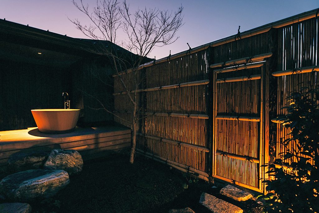 ヘリコプターで行く、英虞湾に浮かぶ秘島の隠れ家オーベルジュ「MOKU ISESHIMA」に潜入 | GOETHE