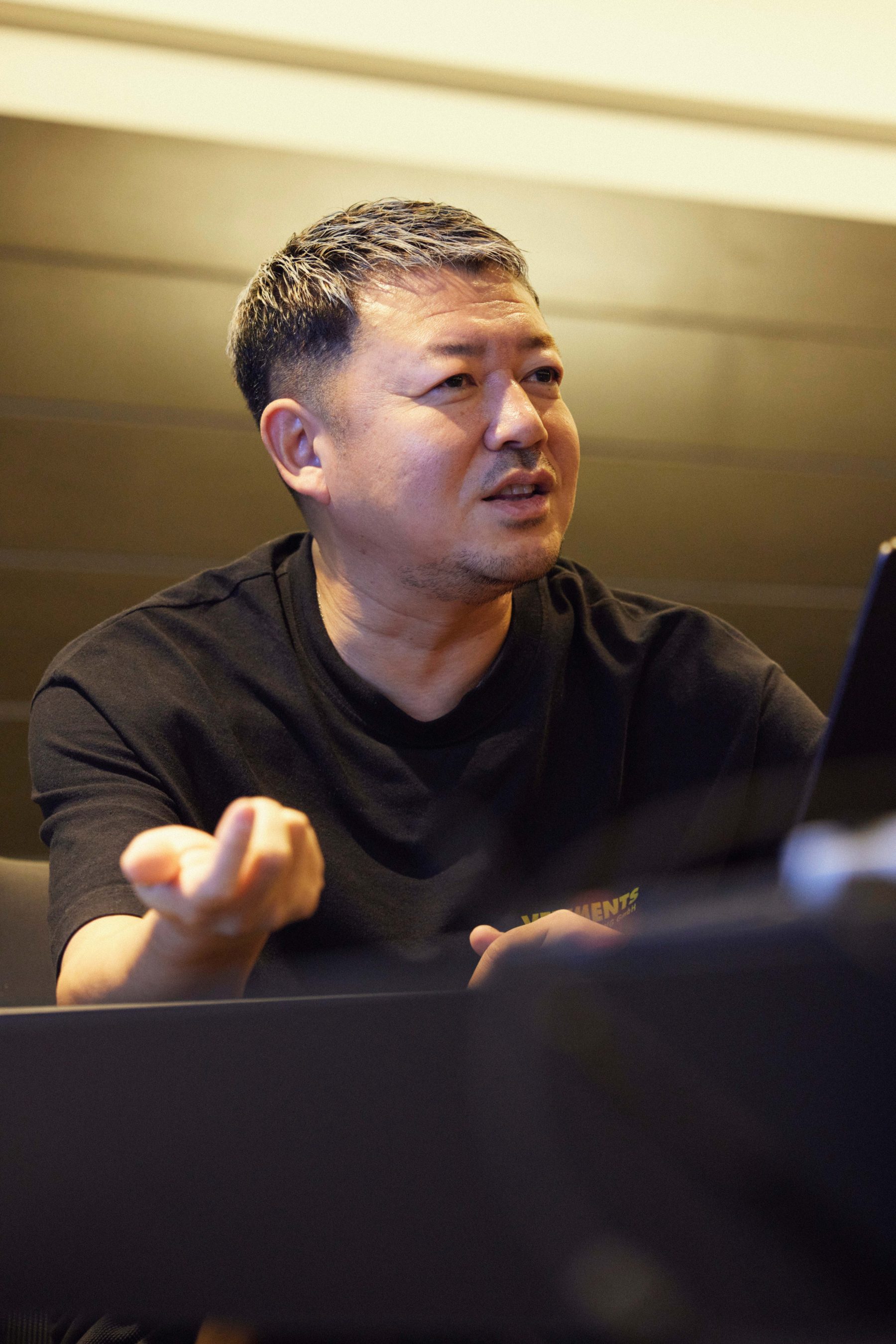 タッチ名刺「MEET」が話題の元ディスコDJ社長・北村健、大企業の課題を根こそぎ解決する“Web制作”の視点 | GOETHE