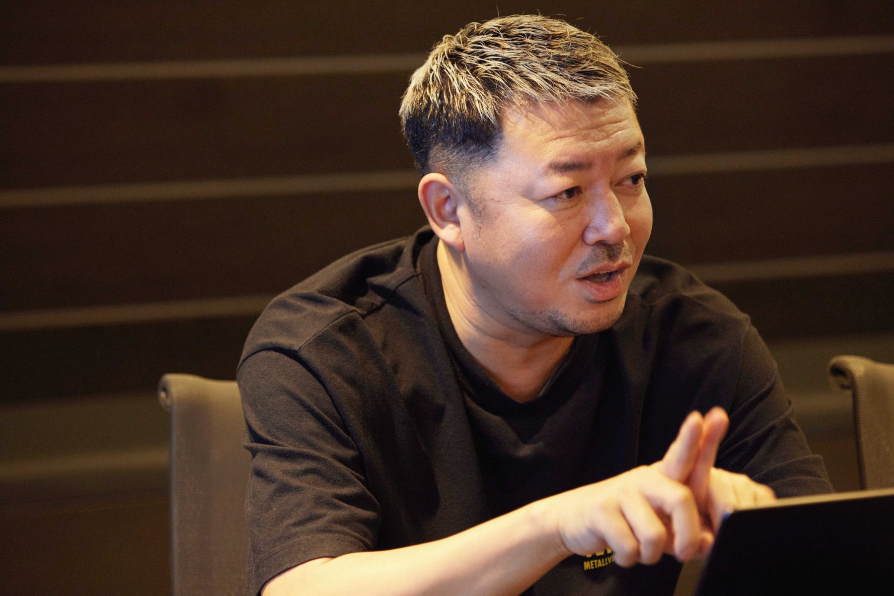 ローンチ1年強で販売累計32万枚、大企業が続々採用する「MEET」。開発した“中卒”社長が語る、ビジネスの勝算 | GOETHE