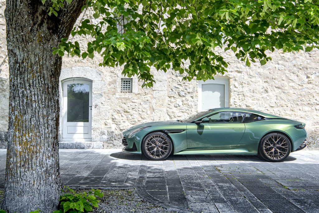 ジェームズ・ボンドが選ぶにはワケがある！ アストンマーティンの最新DB12【試乗記】 | GOETHE