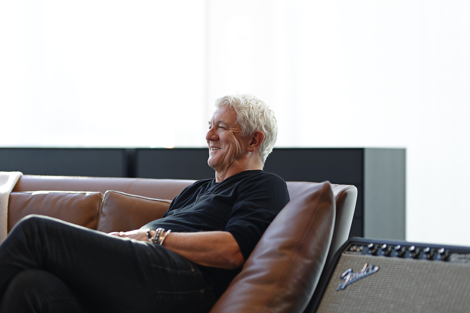 「ヤマハとは異なる発想で差別化」売上急上昇のフェンダー、史上初のギタリストCEOが変えたこと | GOETHE