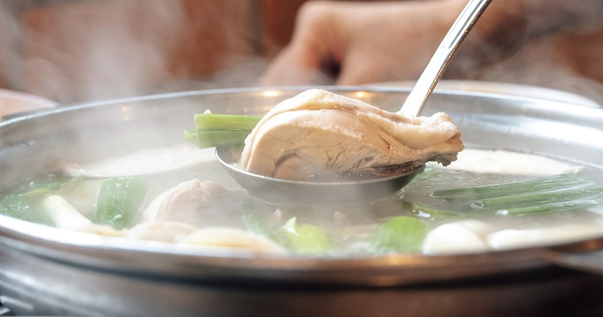 観光客が少なく、落ち着いて食べられる。江南の「東大門タッカンマリカルグクス」 | GOETHE