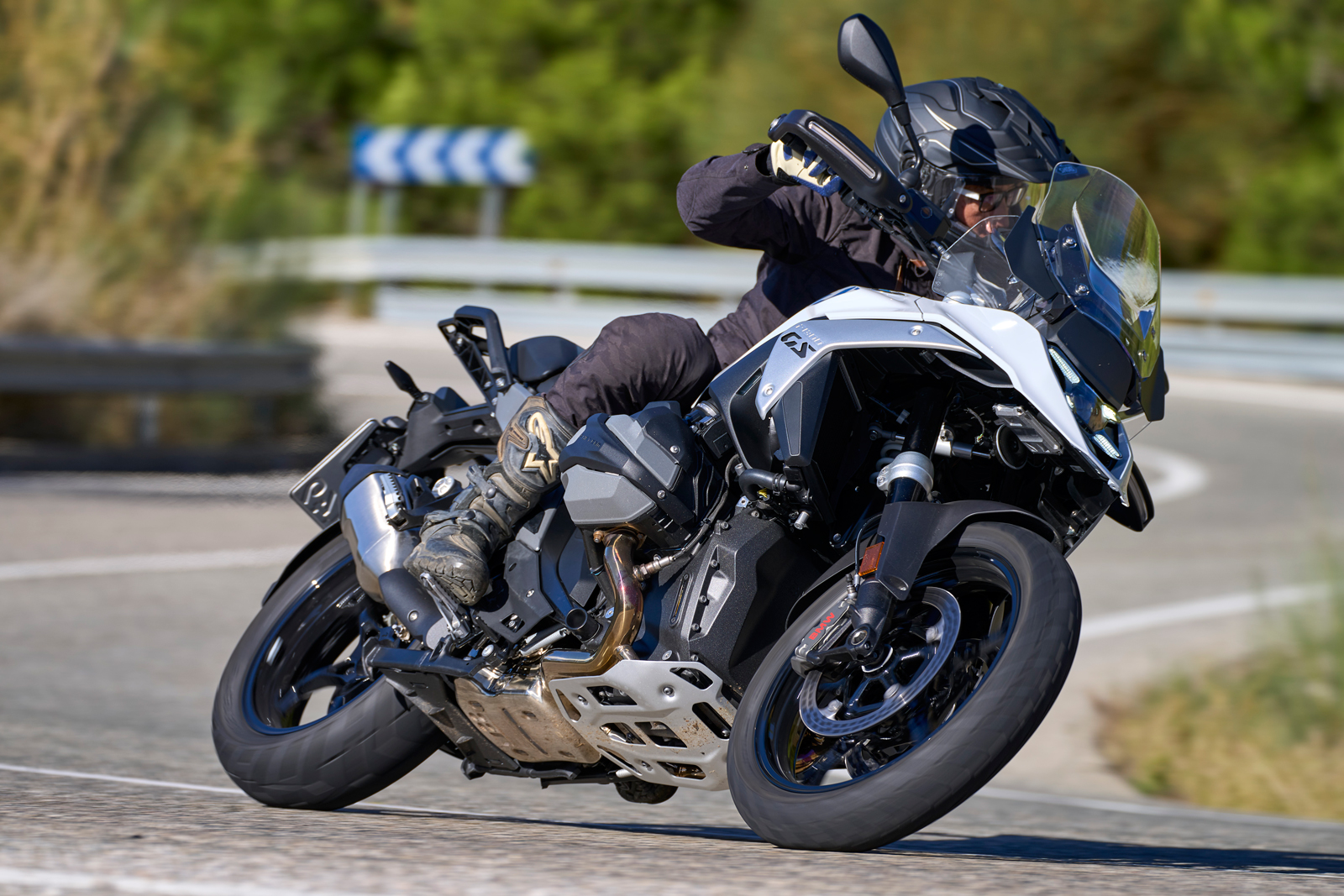 BMW100周年記念バイク、新型 R 1300 GSの実力再考【試乗体験記】 | GOETHE