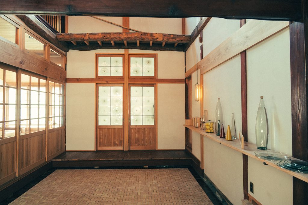 究極の日用品を体現した、人気ガラス作家「ピーター・アイビー」のギャラリーへ | GOETHE