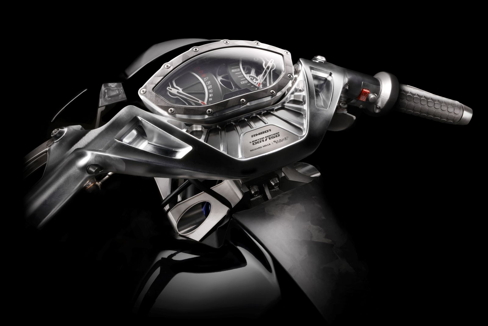 リシャール・ミルが、”オートバイのロールス・ロイス”とコラボした究極バイク「RMB01」 | GOETHE
