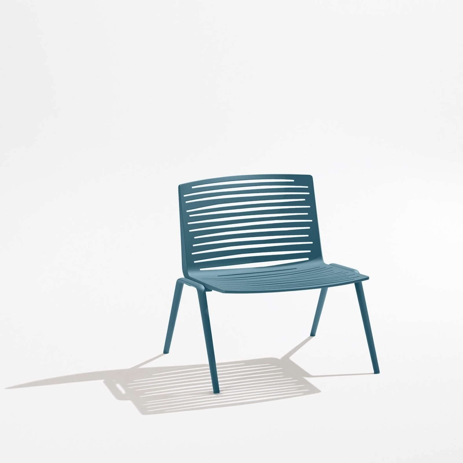 軽量で強靱、100％リサイクル可能。イタリアのアウトドア家具ブランド「FAST」のラグジュアリーチェア | GOETHE