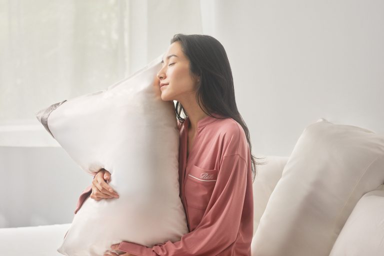 ReFa「VITALPILLOW」。 肌と髪を美しく導く最高級の羽毛を使用した枕 | GOETHE