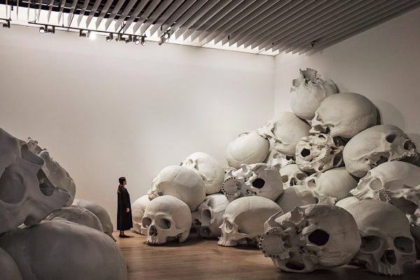 脳がバグる!? ロン・ミュエクの大規模個展が森美術館で開催中 | GOETHE